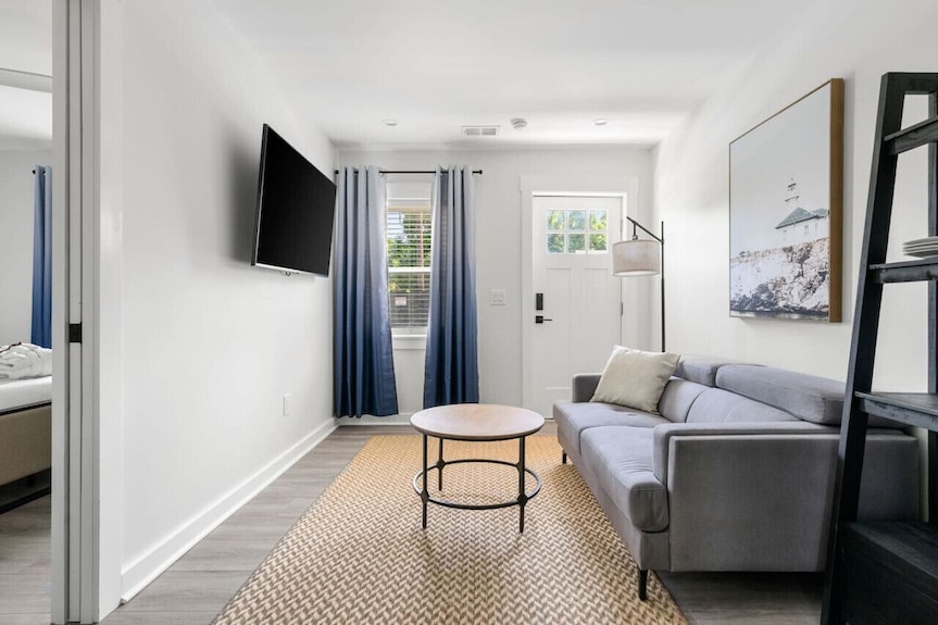 1 Bedroom Suite With A Pool! - North Charleston, SC