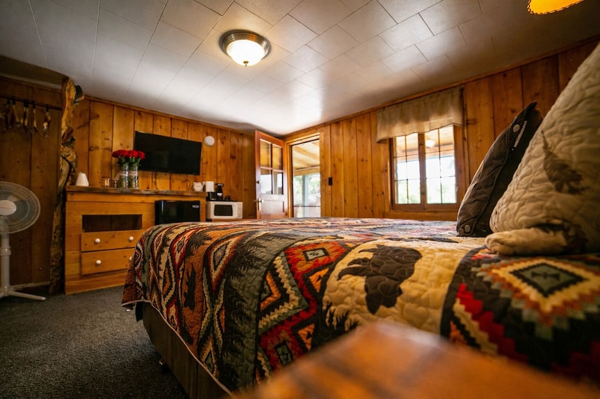 Unwind In A Deluxe Queen Room With Scenic Riverfront And Serene Mountain Vistas. - Wyoming