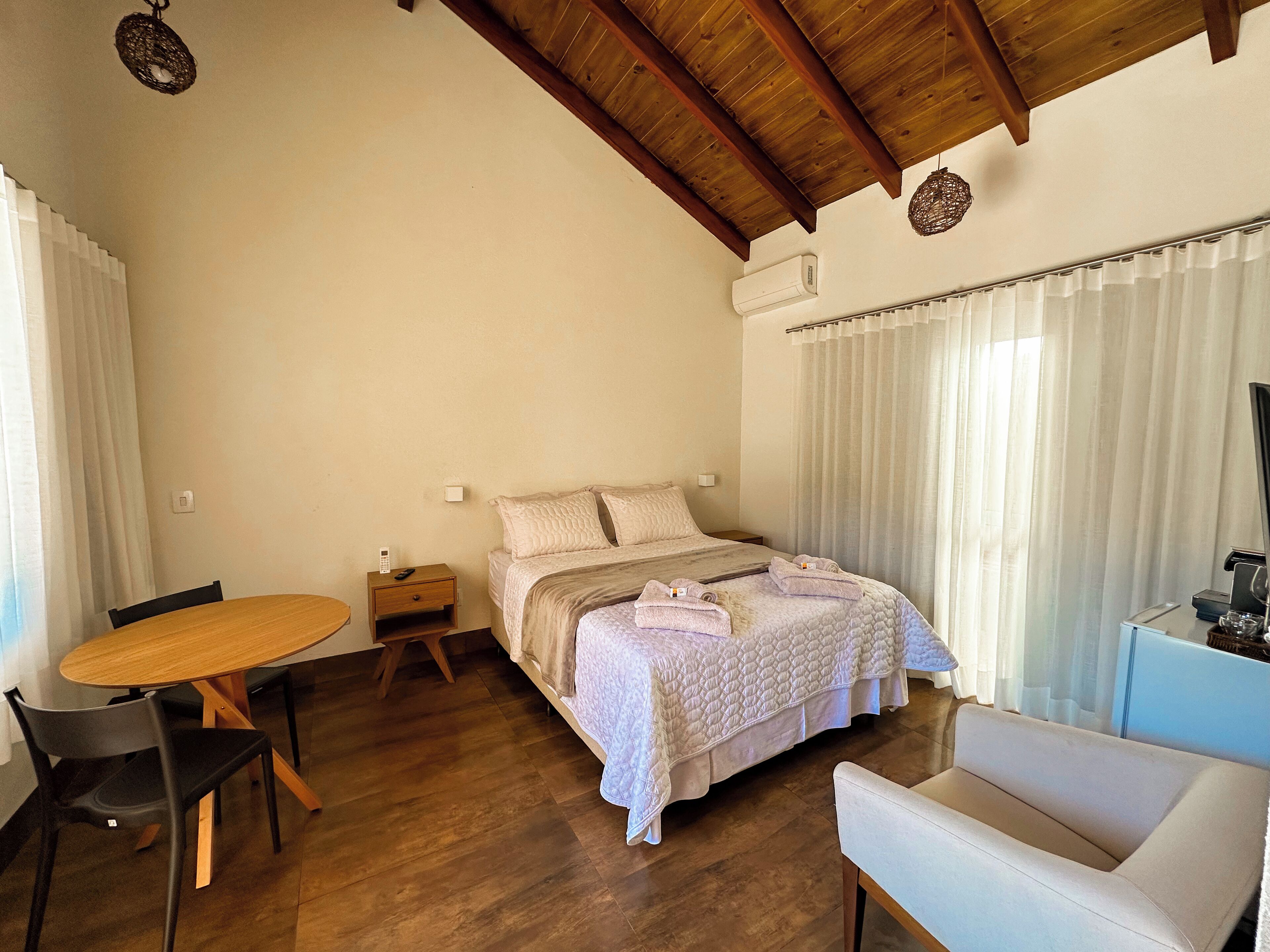 Suíte standard, varanda coberta | Wi-Fi de cortesia, roupa de cama