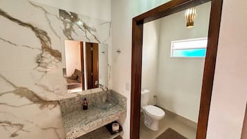 Suite Standard, lanai (alpendre havaiano) | Casa de banho | Um polibã, toalhas fornecidas, sabão, papel higiénico