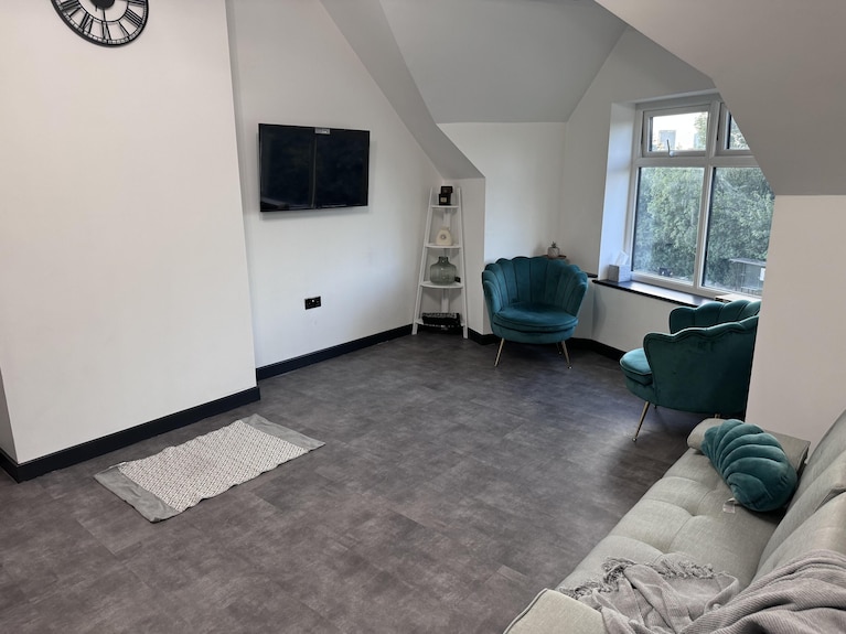 City Apartment Sleeps 5 With Parking - Salford