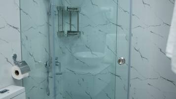 Quarto Twin Deluxe | Casa de banho | Chinelos