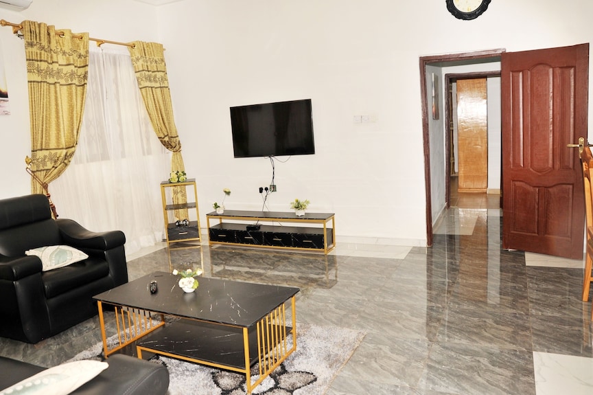 Vesgrah Homes Cozy Apartment With Super King Size Bed - 쿠마시