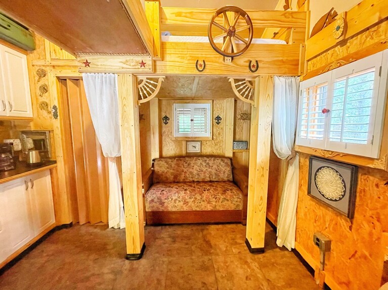 Tiny Hidden Gem, Wifi, Hot Tub, Fire Pit, Secluded\n - Tennessee