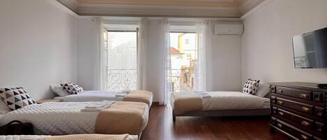 Dormitório Partilhado Standard | Secretária, secretária adequada para computadores portáteis