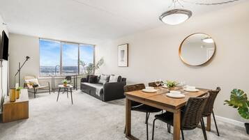 Apartamento, 1 quarto, Vista para a cidade | Sala de estar | Televisor plasma de 50 polegadas com canais por cabo