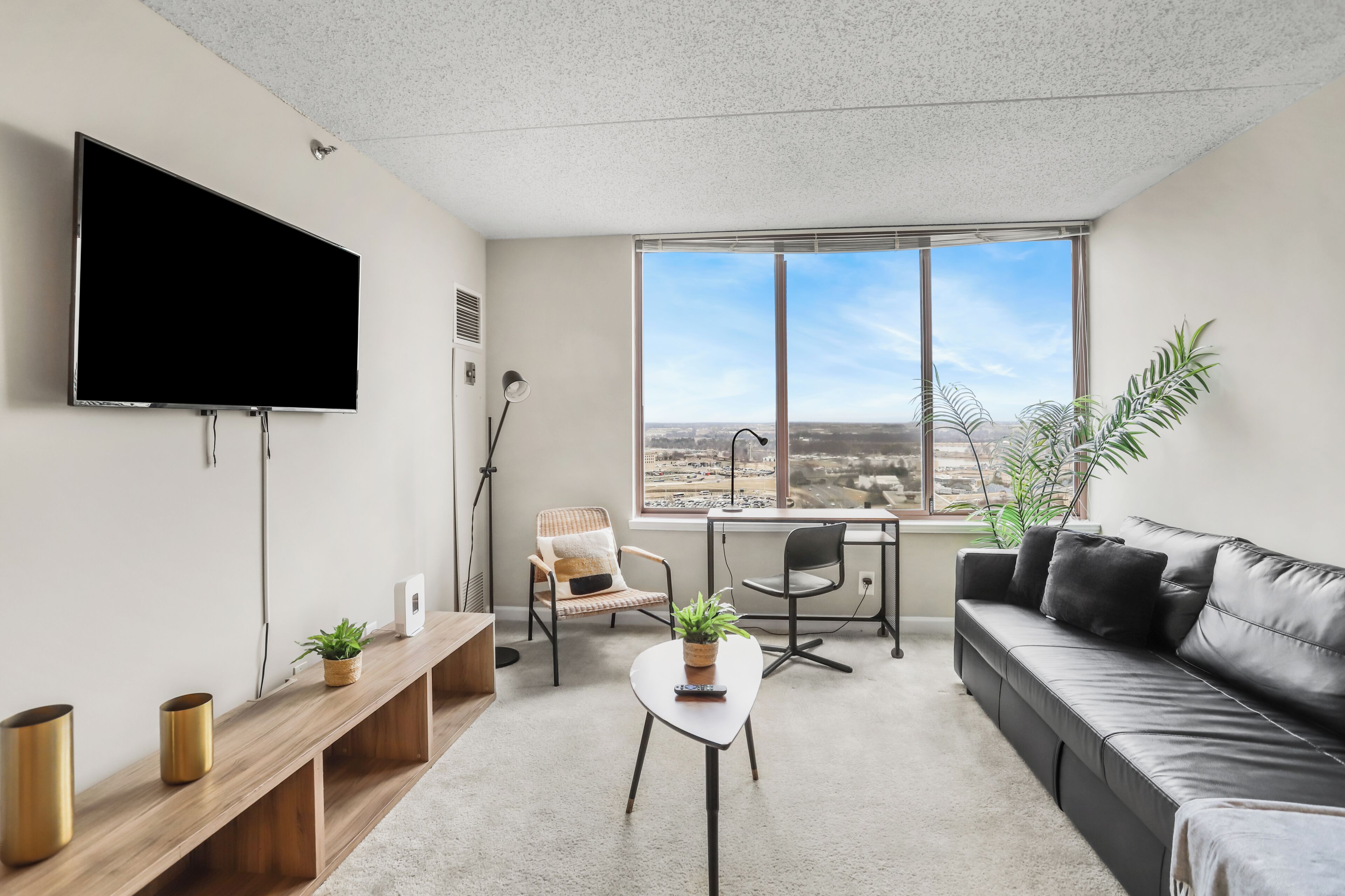 Apartamento, 1 quarto, vista para a cidade | Área de estar | TV de plasma 50 polegadas com canais a cabo