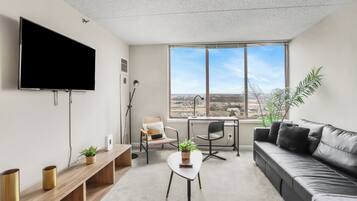 Apartamento, 1 quarto, vista para a cidade | Área de estar | TV de plasma 50 polegadas com canais a cabo