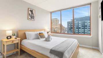 Apartamento, 2 quartos, vista para a cidade | Roupas de cama premium, escrivaninha, espaço de trabalho para notebook