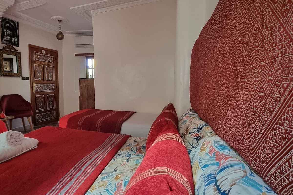 Quarto quádruplo, vista para o pátio | 1 quarto, roupas de cama de algodão egípcio, roupas de cama premium