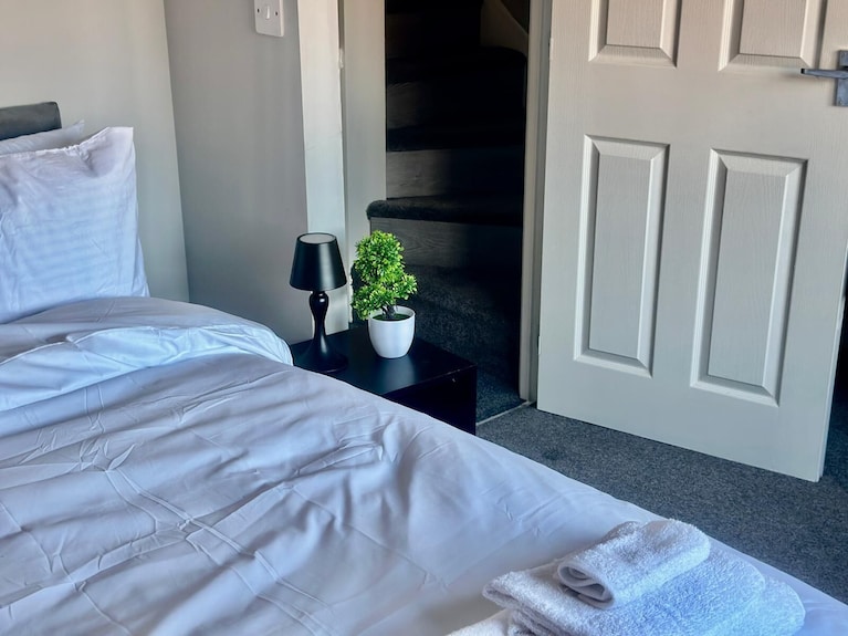 Spacious 4-bed In Vibrant Community With Family Park & Garden Oasis! - Wolverhampton