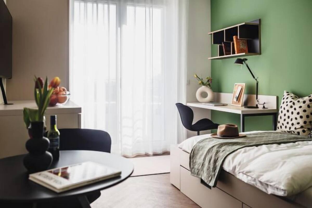 Com decoração personalizada, secretária