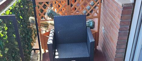 Quarto Duplo Deluxe, varanda, vista para o pátio | Varanda