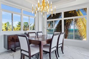 Condo superluxo, 2 quartos, de frente para a praia | Sala de jantar