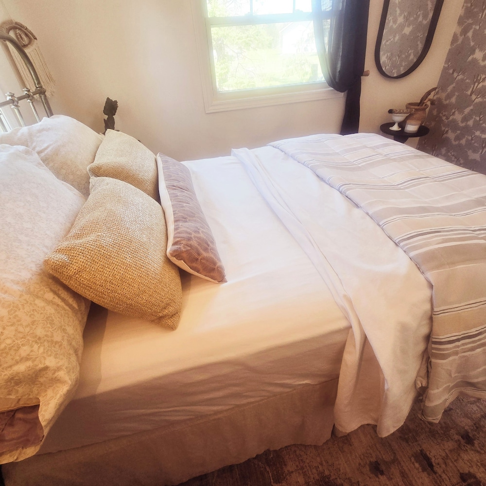 Water View, King Bed, 3 Min. To Beach, Near Downtown, Full Kitchen, Pet Friendly - Prince Edward Island