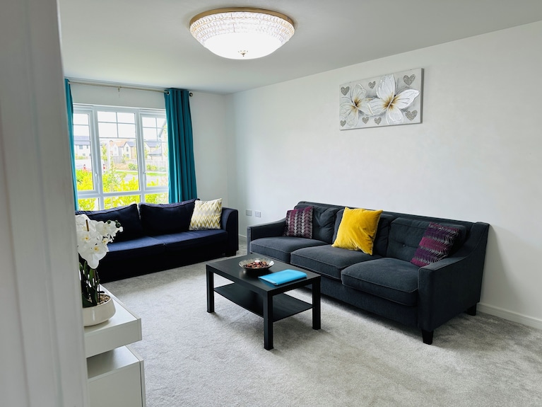 Spacious 5-bedroom House In Charming East Calder With Wifi - Livingston