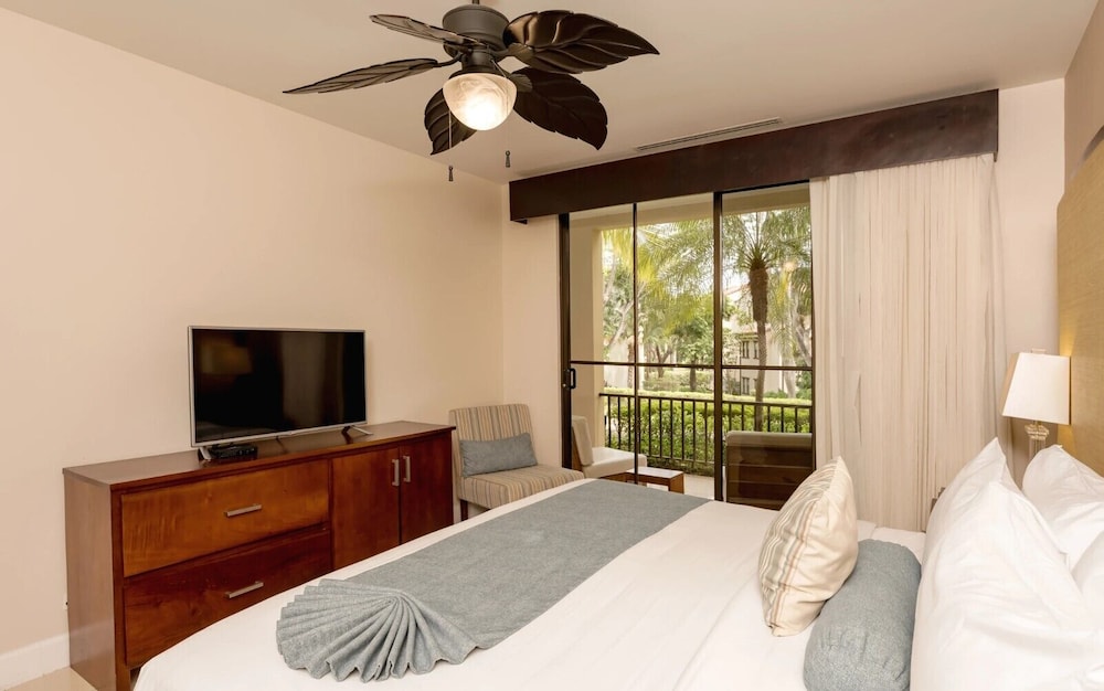 Luxury 1-bedroom, 1 bath condo at the Breeze Private Residences Club w/amenities - Coco | Vrbo