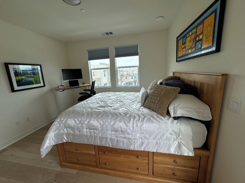 Beautiful Townhome A Short Walk To Beach And Downtown With Stunning Island Views - Oxnard, CA