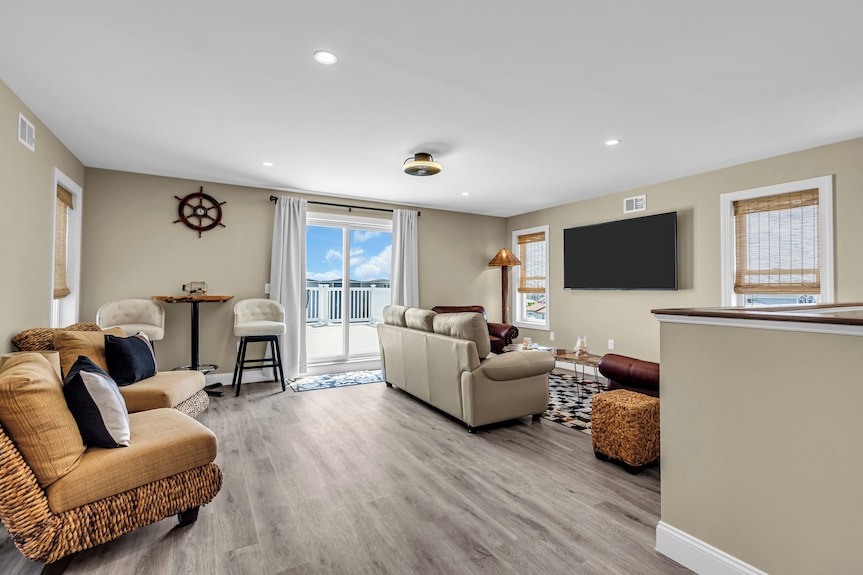 Top Flr Balcony W/ Bonus Room + Wet Bar, 2 Blocks To Beach, Linens/towels Incl. - Seaside Heights Boardwalk, Seaside Heights