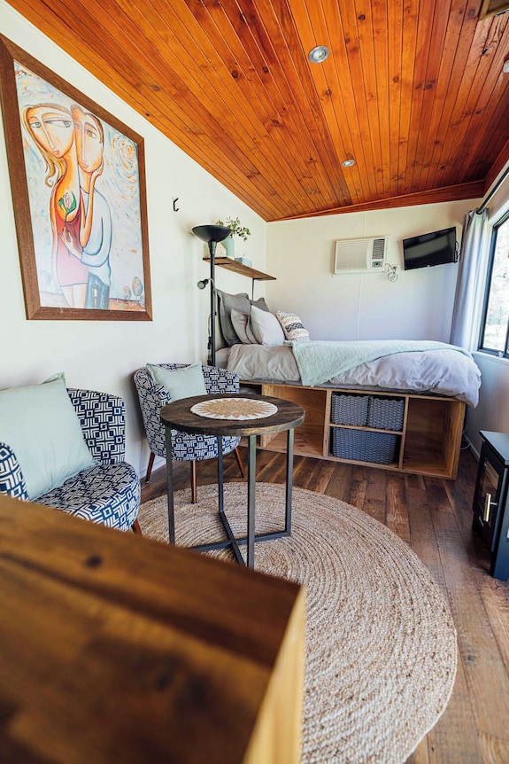 Romantic Tiny House Escape Amongst Wineries & Mtb Trails. Fire Pit, Creekside - Orange