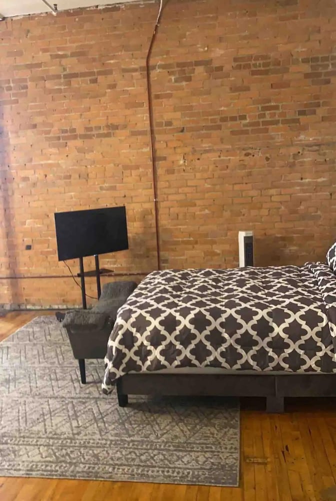 Downtown Spacious Industrial\nloft Apartment With Free Parking 420 Friendly - Windsor