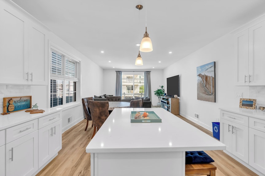 Top Floor Balcony, 2 Blocks To Beach, Park 2 Cars, Linens + Towels Included - Toms River