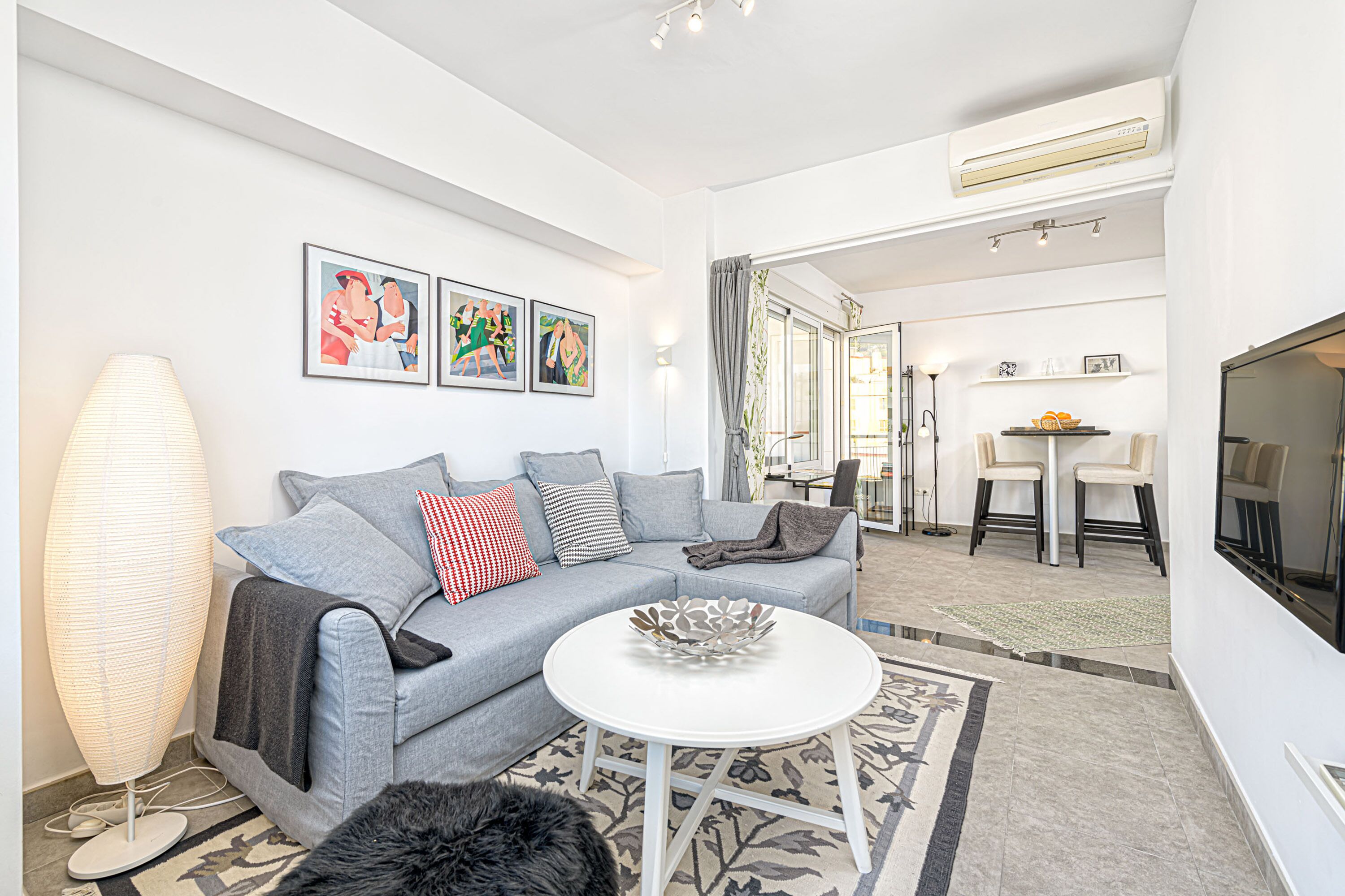 Apartamento standard, vista parcial para o mar | Área de estar | TV 50 polegadas com canais a cabo