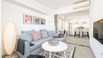 Apartamento standard, vista parcial para o mar | Área de estar | TV 50 polegadas com canais a cabo