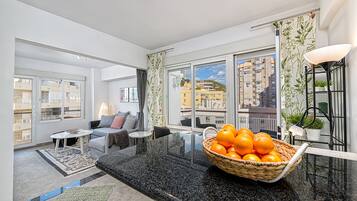 Apartamento standard, vista parcial para o mar | Área de estar | TV 50 polegadas com canais a cabo