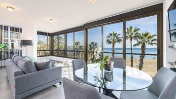 Apartamento de Luxo, vista para o mar | Sala de estar | Televisor de 50 polegadas com canais por cabo