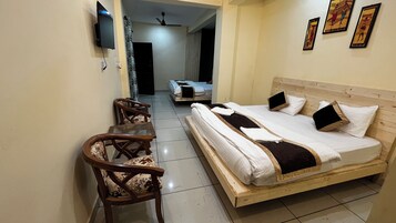 Quarto Premium, 1 quarto, varanda, vista para o rio | Sala de estar | Smart TV, livros, filmes pagos, serviços de streaming