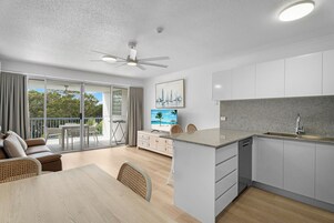 Apartamento luxo, sacada, vista parcial para o oceano | Cozinha privada | Máquina de café expresso, cafeteira/chaleira, geladeira grande