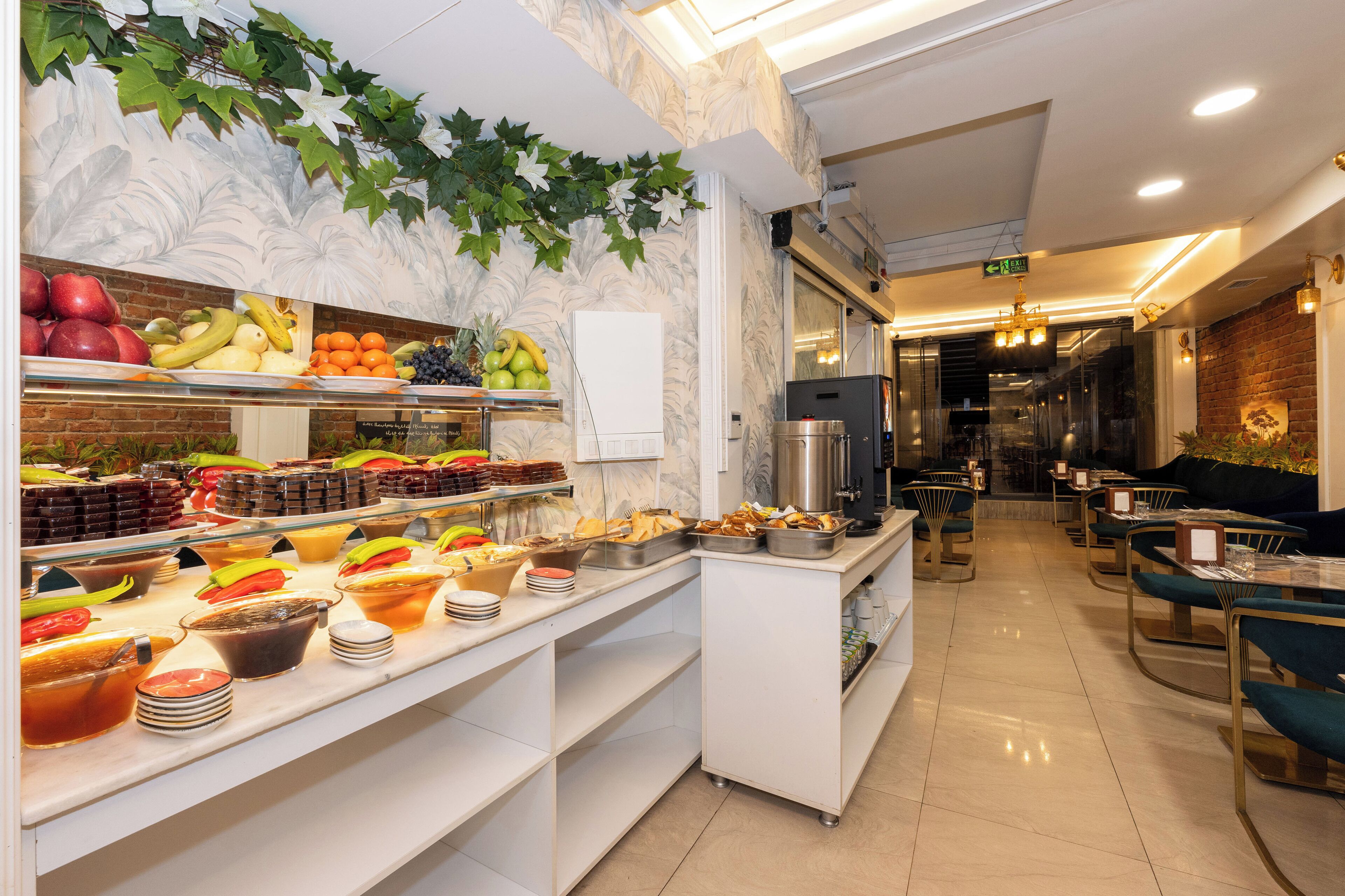 Café da manhã com buffet grátis todos os dias