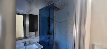Quarto Individual, vista para a praia | Casa de banho | Uma combinação polibã/banheira, um secador de cabelo