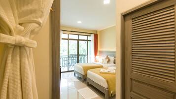 Quarto Duplo Deluxe, vista para a piscina | 1 quarto, minibar, secretária