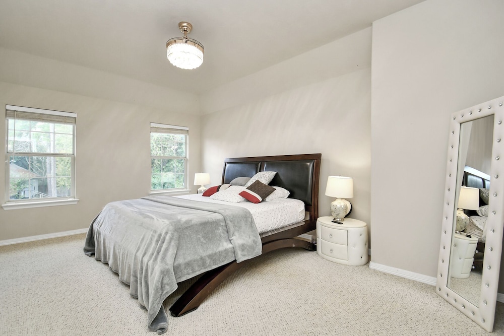 Reign Mini-mansion - Stagecoach, TX