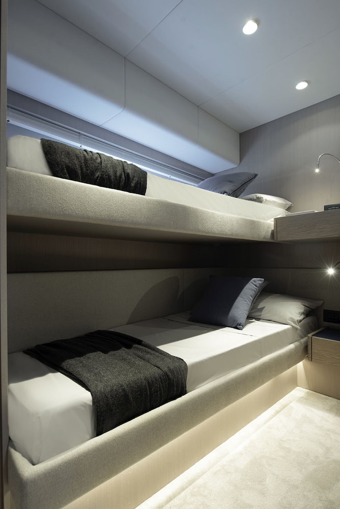 3-bedroom Santa Barbara Yacht In Charming Podstrana With Ac, Wifi , Flat Tv - Split