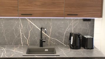 Estúdio básico, 2 camas de solteiro | Cozinha compartilhada | Geladeira, micro-ondas, cooktop, lava-louças