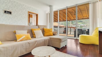 Apartamento Comfort, vista para a montanha | Sala de estar | Televisor de ecrã plano de 35 polegadas com canais por cabo