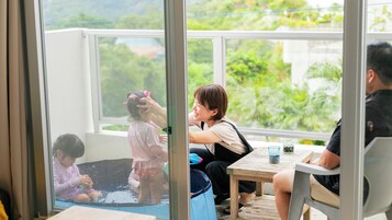 1 quarto, com decoração personalizada, secretária 