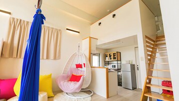 Casa Familiar | 1 quarto, com decoração personalizada, secretária 