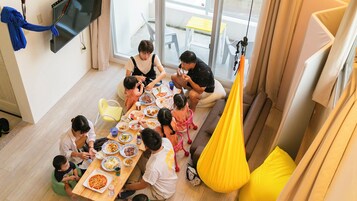 1 quarto, individualmente decorados, escrivaninha, berços grátis