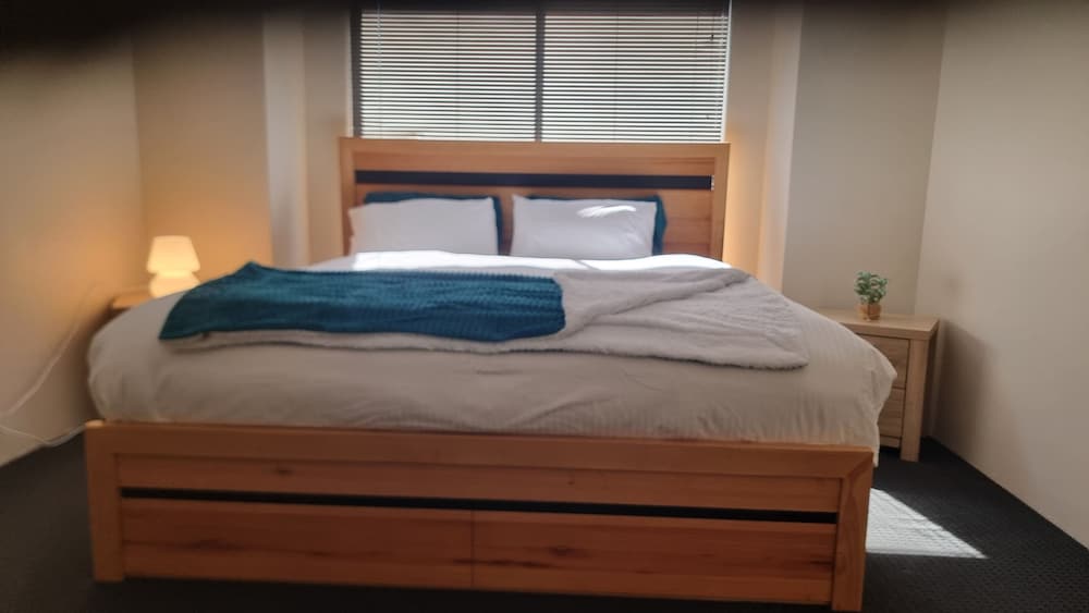 Entire Spacious 4 Br Home Near Beach, Foreshore, City Centre, 80" Tv, Wi-fi Etc - Geraldton
