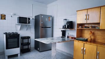 Dormitório Partilhado Básico | Cozinha privada | Um frigorífico, um micro-ondas, um forno, uma placa de cozinha
