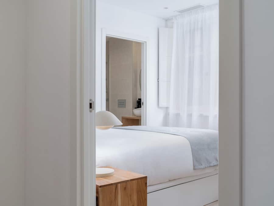 One-Bedroom Apartment | Com decoração personalizada, com mobília individualizada, secretária