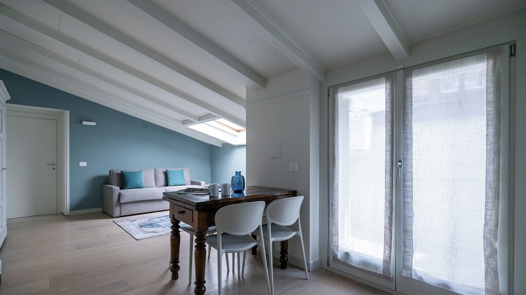 Volta 40 - Two Bedroom Apartment, Sleeps 8 - Monza