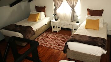 Quarto Quádruplo Familiar, vista para o pátio | Secretária, secretária adequada para computadores portáteis