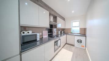 Apartamento superluxo, banheiro privativo (Two Bedroom) | Cozinha compartilhada | Geladeira grande, micro-ondas, fogão, cooktop