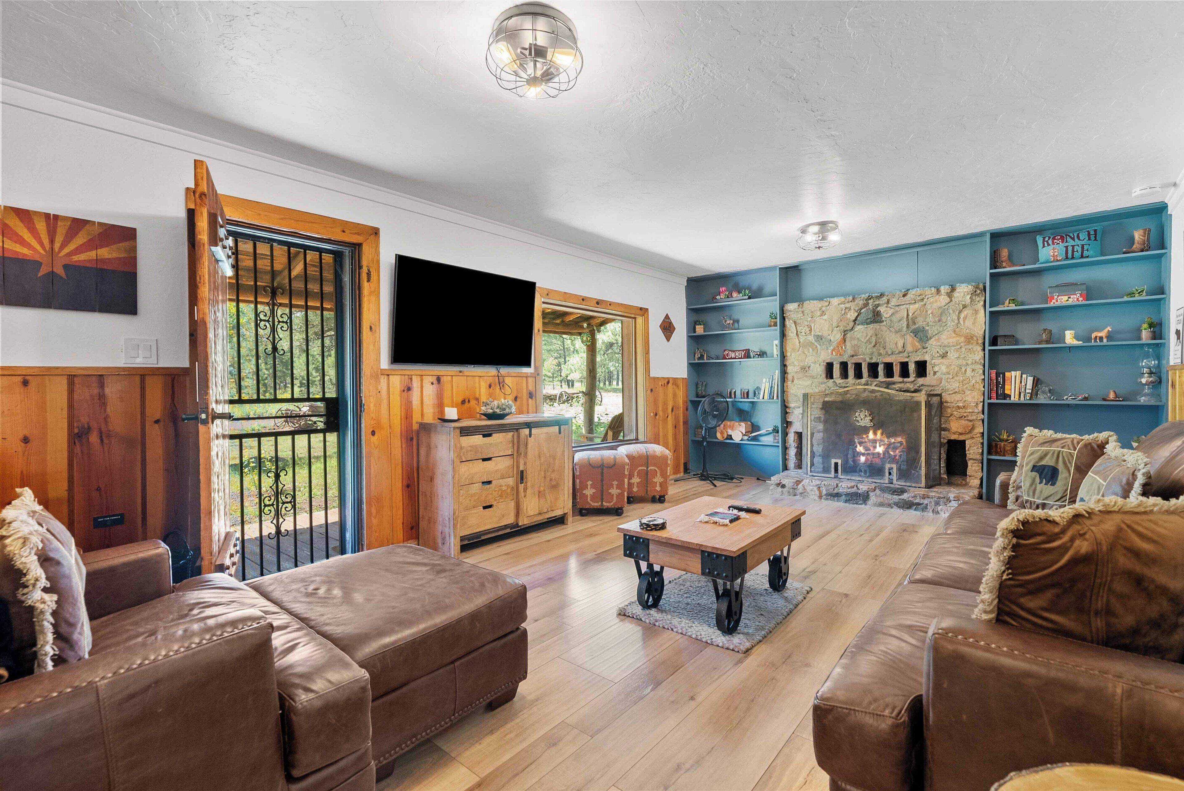 Renovated Historic Flagstaff Cabin, Trails, Hot Tub - Flagstaff, AZ