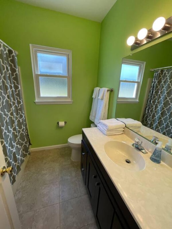 Relaxing Ranch With 1 King And 2 Queens Fast Wifi - Newark, DE